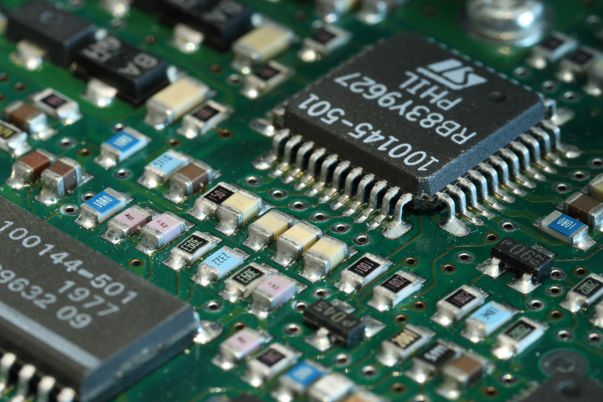 the fourth generation of computers were based on Microprocessors ...